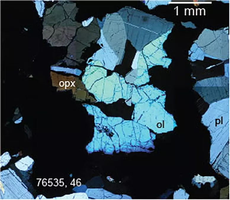 Amostra Lunar Sob Microscópio de Luz Polarizada