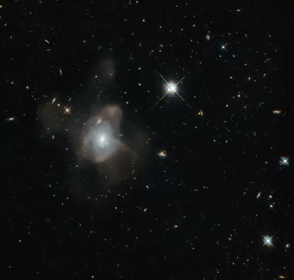 Hubble skoðar Galaxy 2MASX J16270254+4328340