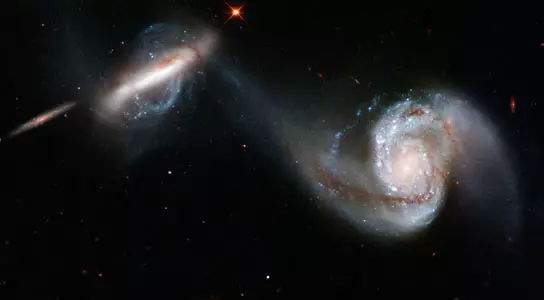 Qarşılıqlı təsir göstərən Galaxy Pair Arp 87
