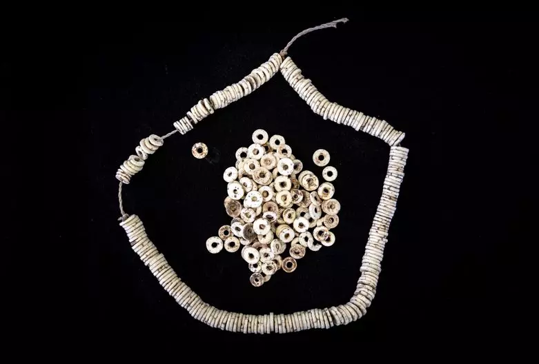 Modernong Ostrich Eggshell Beads Mula sa Silangang Africa