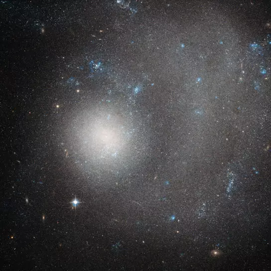 Noua imagine Hubble a galaxiei pitice NGC 5474