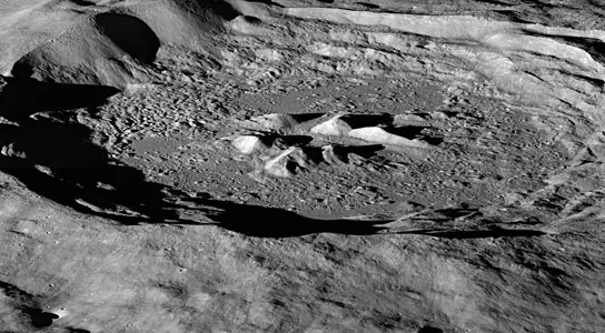 Lunar Hydrogen อุดมสมบูรณ์มากขึ้นบนเนินเขาที่หันหน้าไปทางดวงจันทร์