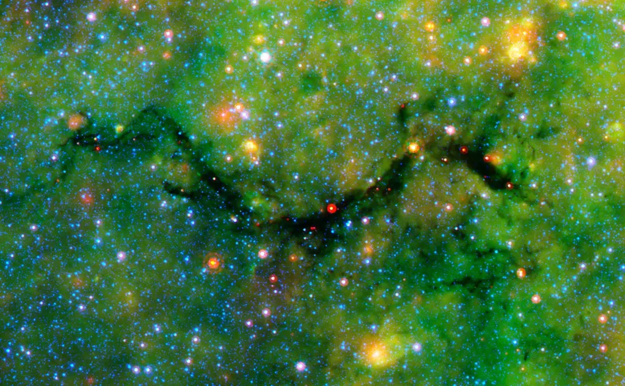 Nuvole scure a infrarossi con enormi giovani stelle all'inizio della formazione