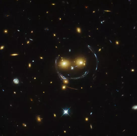 ڏينهن جي هبل تصوير گليڪس ڪلستر SDSS J1038+4849