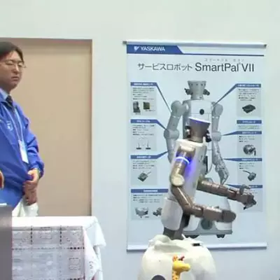 SmartPal VII de la Yaskawa Electric este operat folosind Kinect