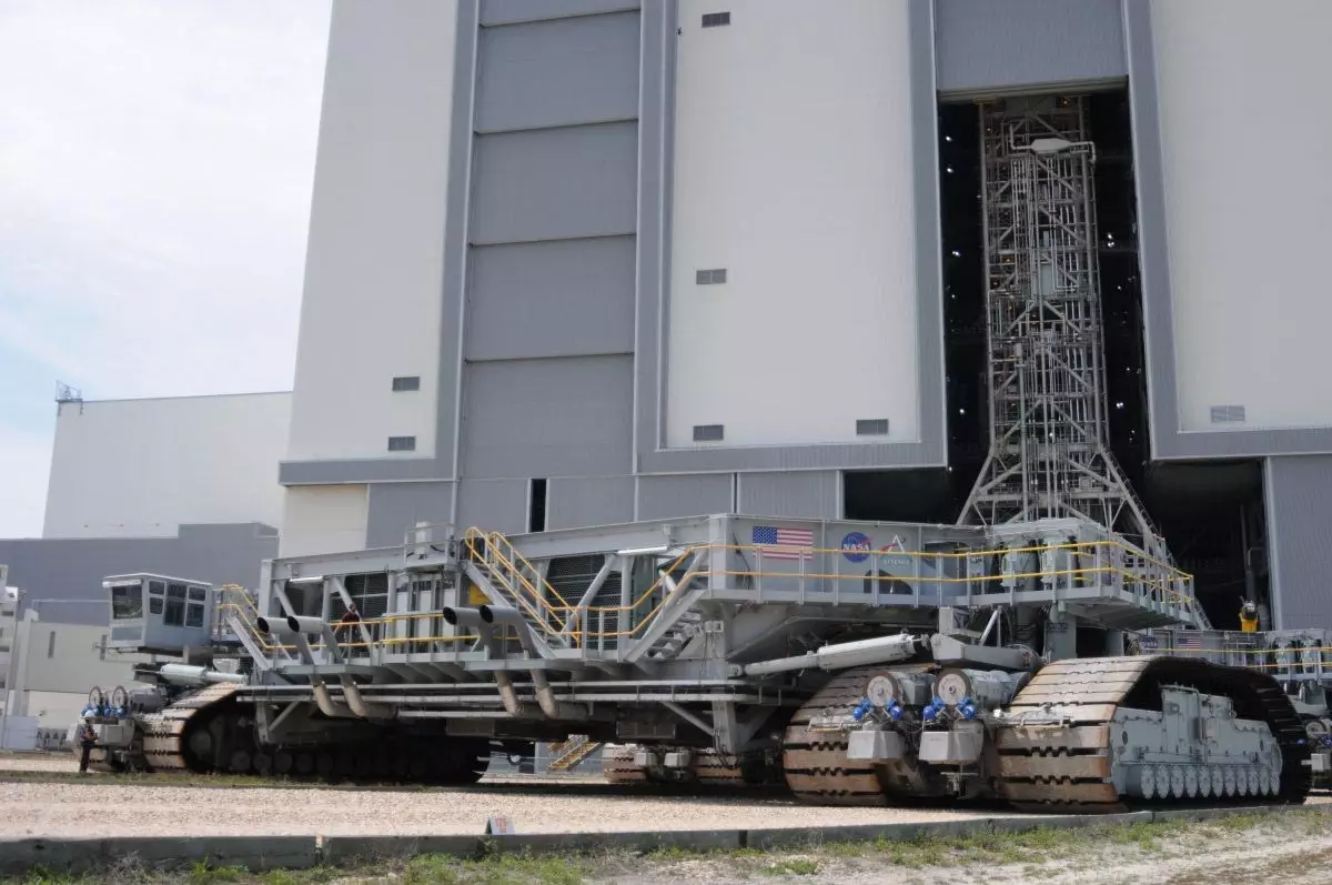 NASA hiiglaslik roomik on liikvel, kui Mega Moon Rocket liigub tolli lähemale