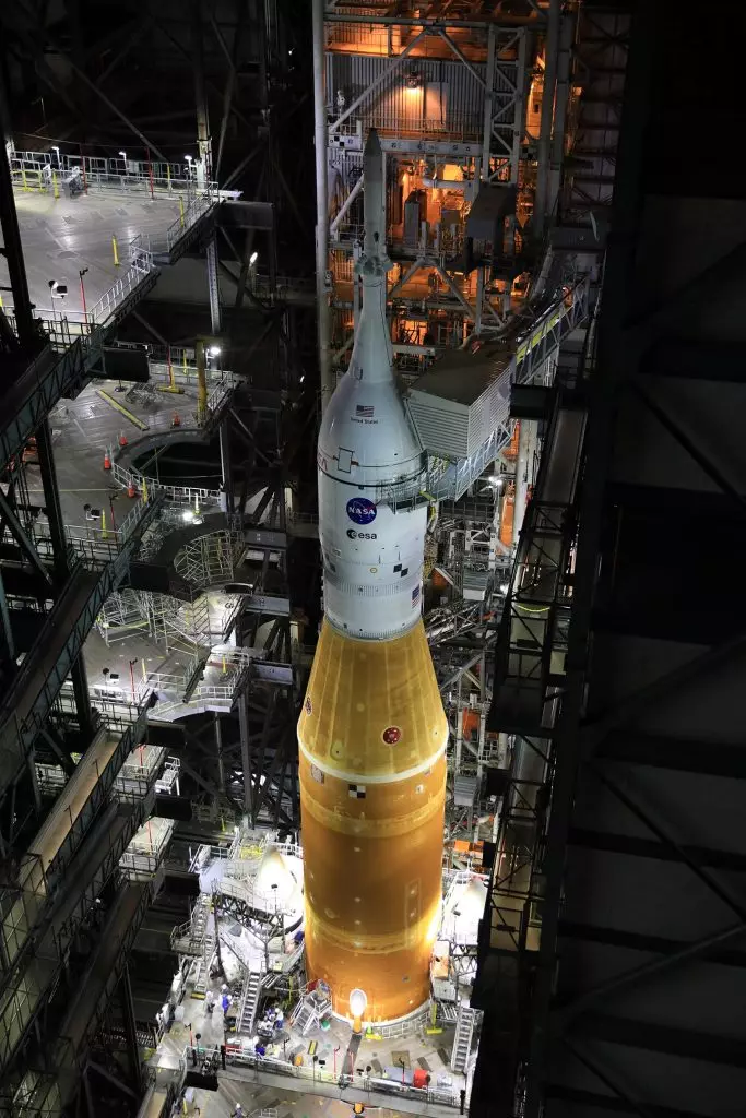 VAB Artemis I Space Launch System Rocket og Orion geimfar