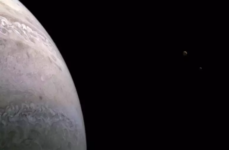 NASA Juno Jupiter Zuidelijk halfrond Maan Io Europa