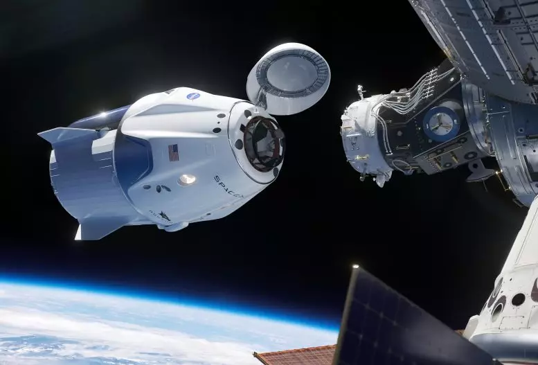 SpaceX عملو ڊريگن خلائي جهاز بين الاقوامي اسپيس اسٽيشن تي پهچي ٿو