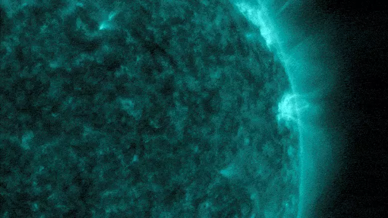 NASA-ina opservatorija Solar Dynamics snimila baklju srednjeg nivoa koja eruptira sa Sunca