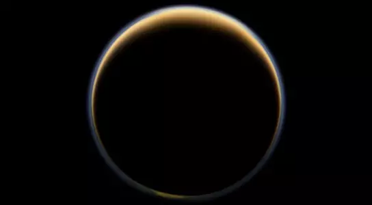 Tutkijat vahvistavat monimutkaisten hiilivetyjen esiintymisen Titanin yläilmakehässä