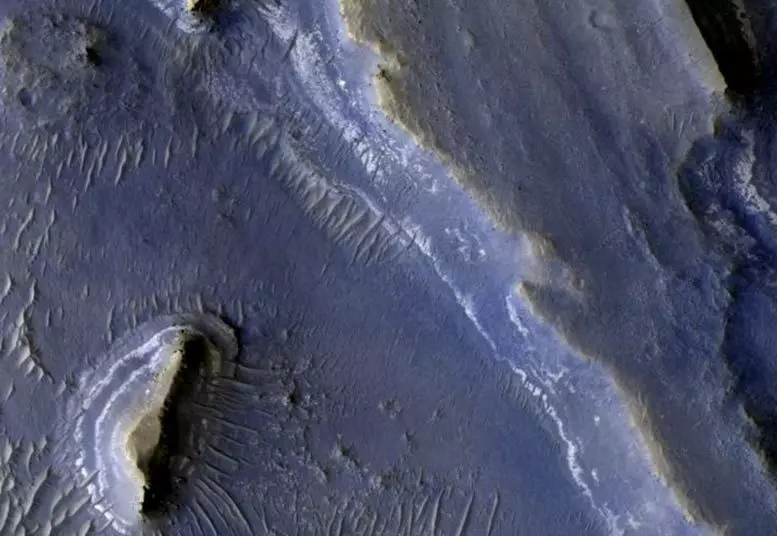 Минерал, который может сохранить признаки прошлой жизни, обнаружен в месте будущей посадки на Марс 5826_2