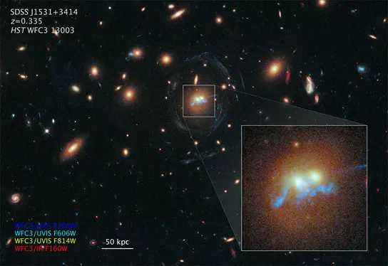 Хъбъл вижда мост от млади звезди, свързващ две древни галактики