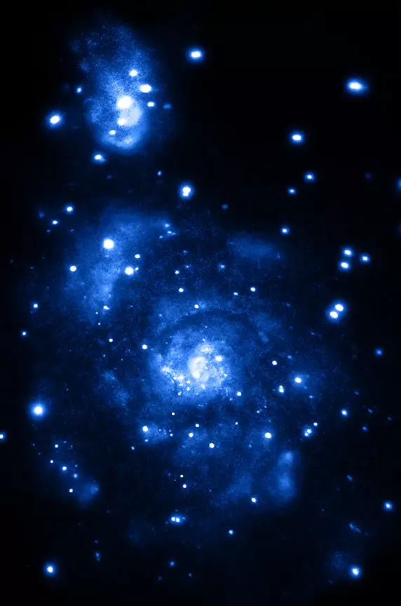 NGC 5195 Toqba Iswed Supermassiva