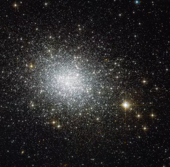 Хъбъл вижда кълбовидния куп NGC 121