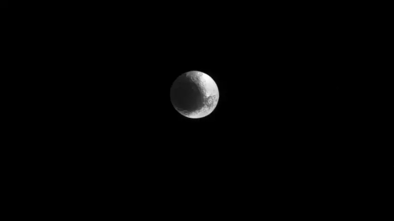 Cassini kijkt uit over Iapetus