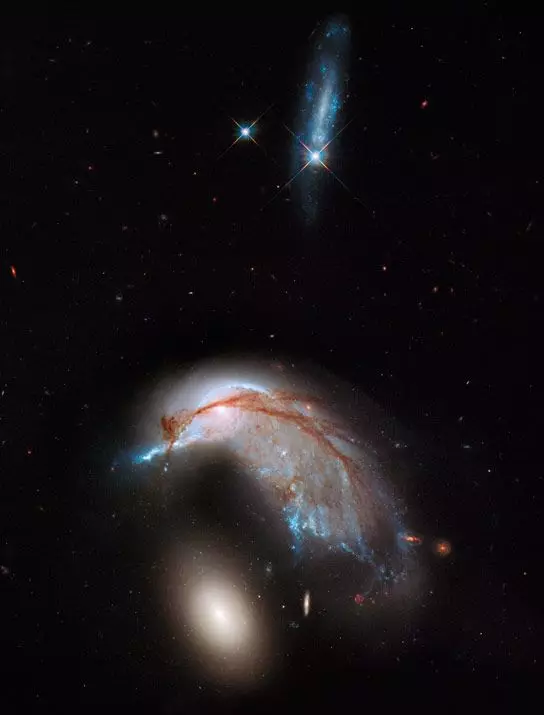 Nakuha sa Hubble ang Pagbangga Tali sa Duha ka Galaxies