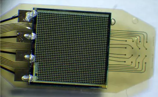 Photovoltaesch Netzhaut Implantate kombinéiert mat Videobrille kéinten d'Siicht restauréieren 6093_2