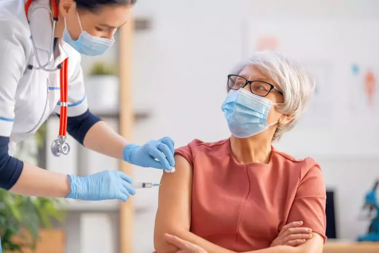 Injection de vaccination femme âgée