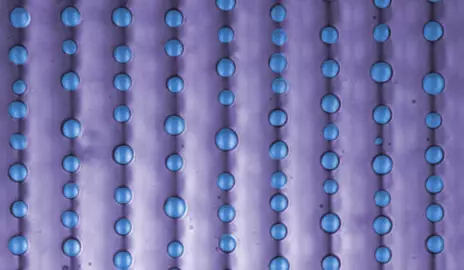 يصمم علماء جامعة ييل قطرات الماء باستخدام انجذاب دوري