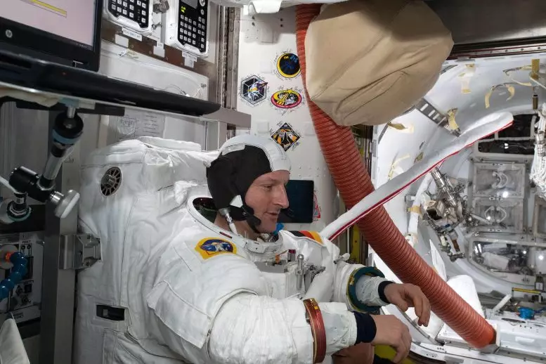 Matthias Maurer in una tuta spaziale dell'UEM statunitense