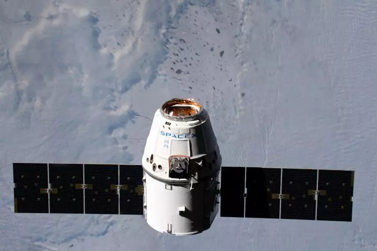 ISS Seferi 61 Sırasında Dünya Üzerindeki SpaceX Ejderhası