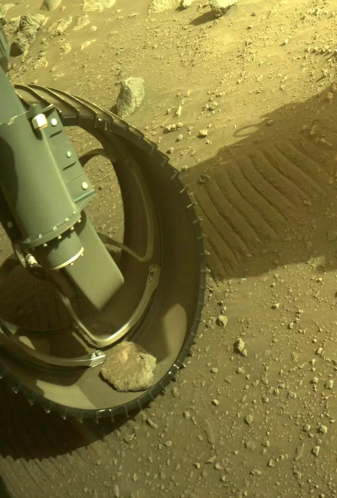 Mars Buanseasmhacht Rover Rock Wheel Sol 374