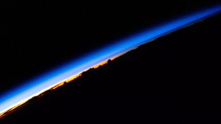 Amanecer orbital desde la estación espacial