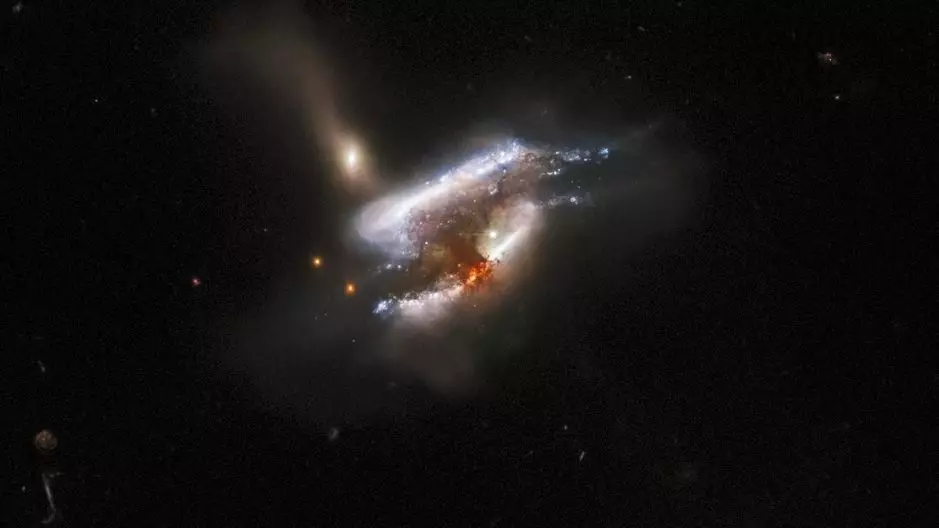Galaxy Birleşme IC 2431 Kırpma