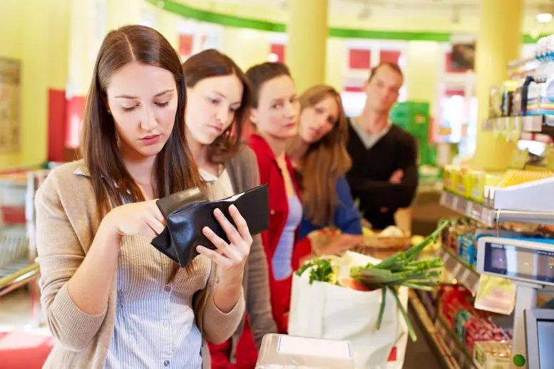 Esperando la línea de pago del supermercado