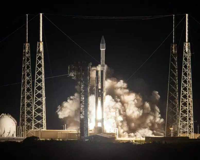 Ngritja e orbitës diellore të raketës Atlas V