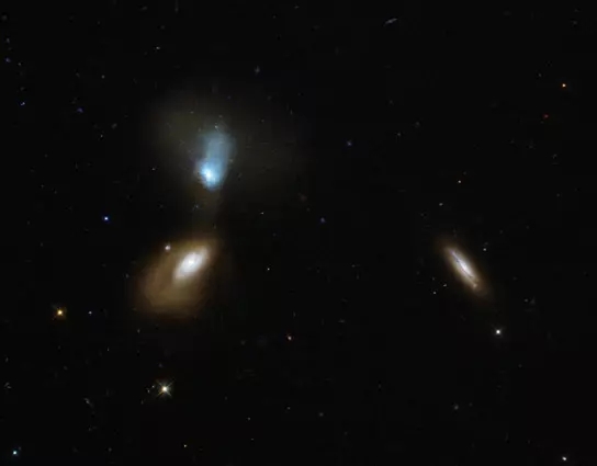 Hubble wè yon lame nan galaksi ki gen fòm kolore