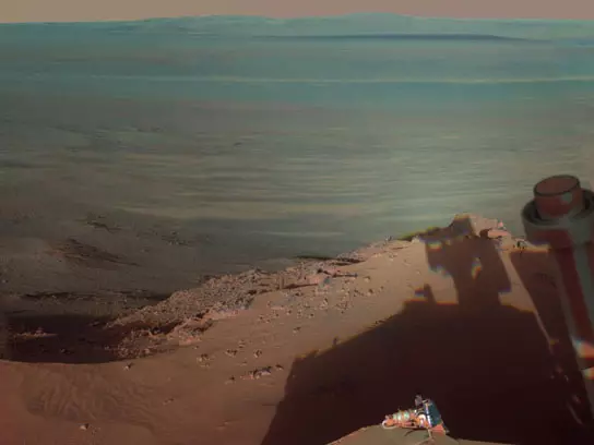 Mars Rover Amahirwe yafashe igicucu cyayo nyuma ya nyuma ya saa sita muri Endeavour Crater kuri Mars