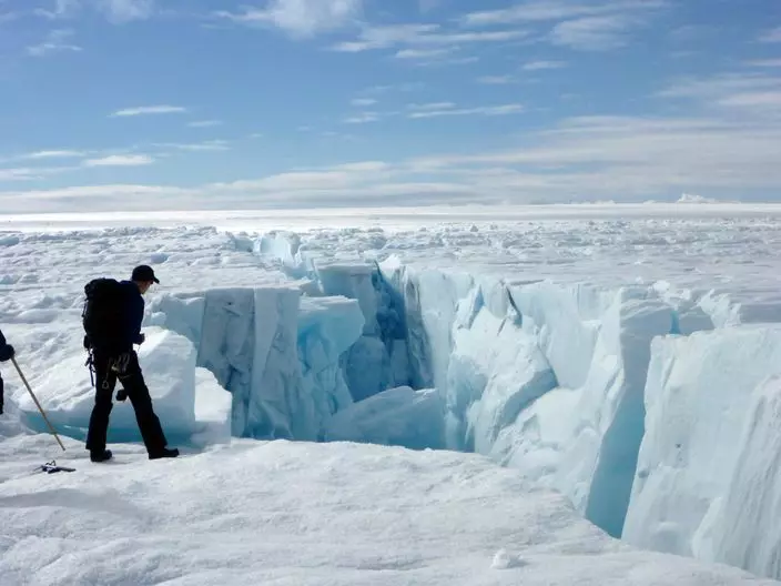 La deuxième plus grande calotte glaciaire du monde devient plus instable à mesure qu'elle se fracture dans les images de drones de choc 6831_1