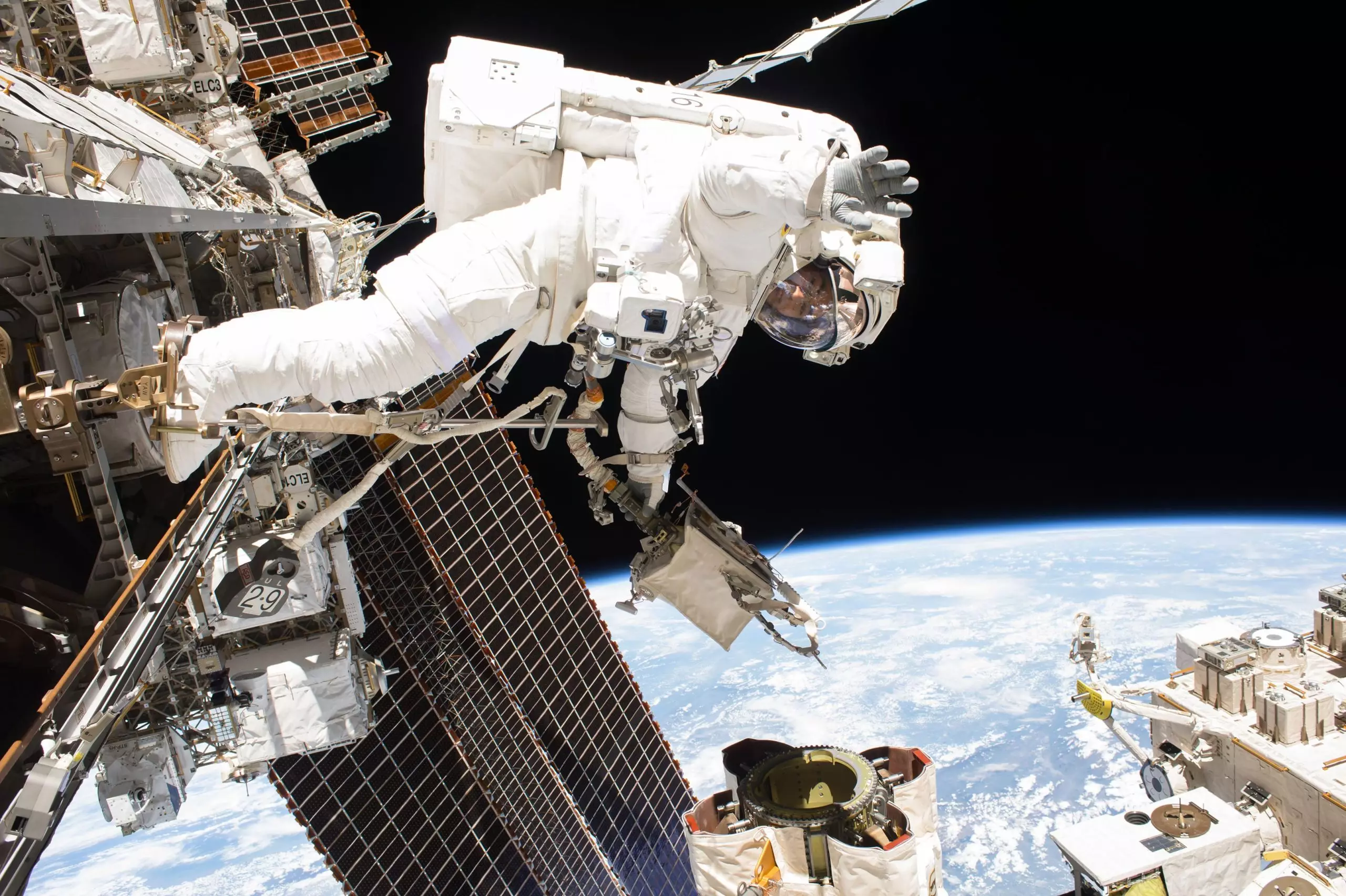 D'NASA Astronaut Mark Vande Hei brécht den amerikanesche Weltraumfluchrekord