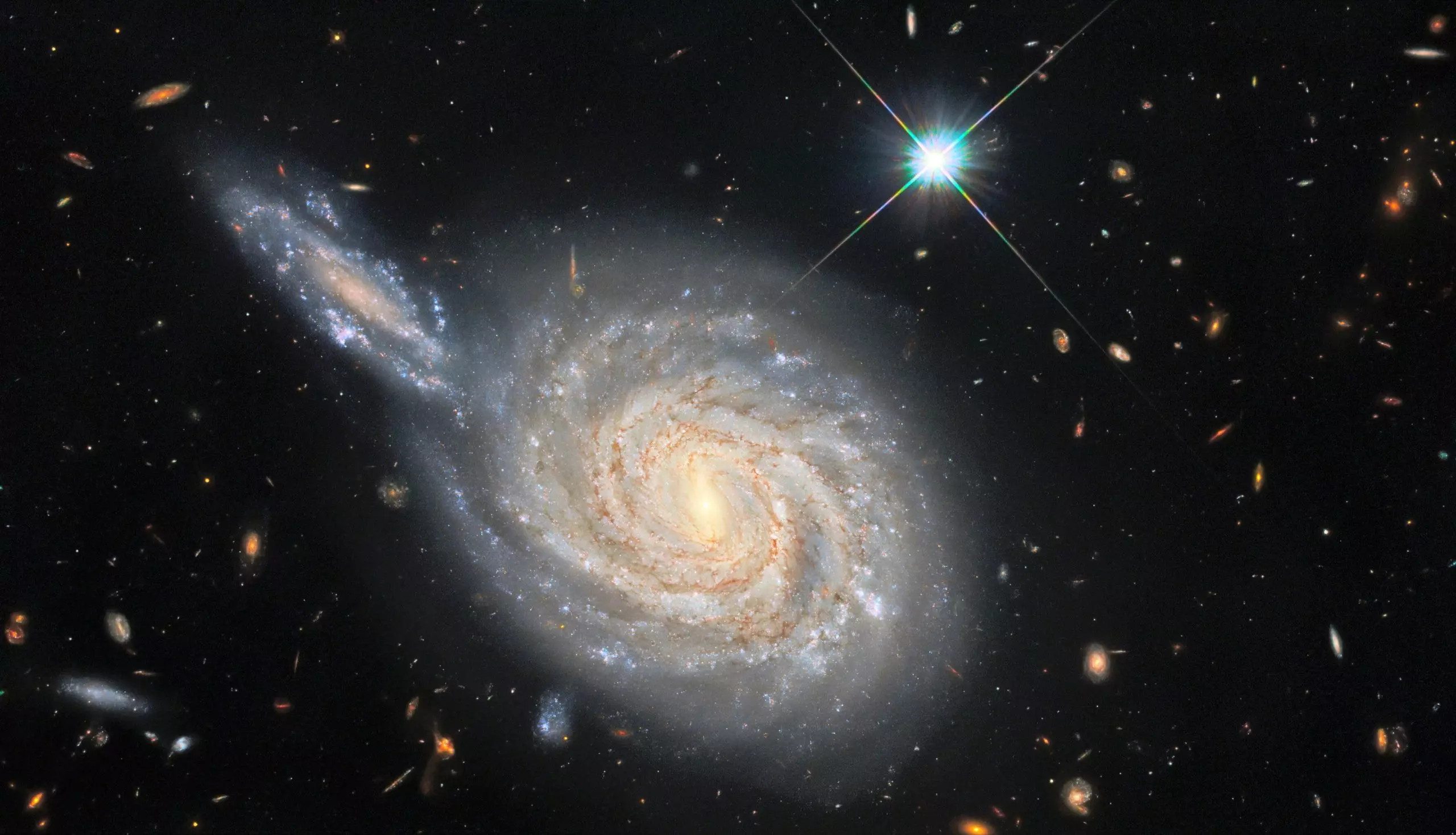 Hubble Weltraumteleskop erfaasst galaktesch Konjunktioun