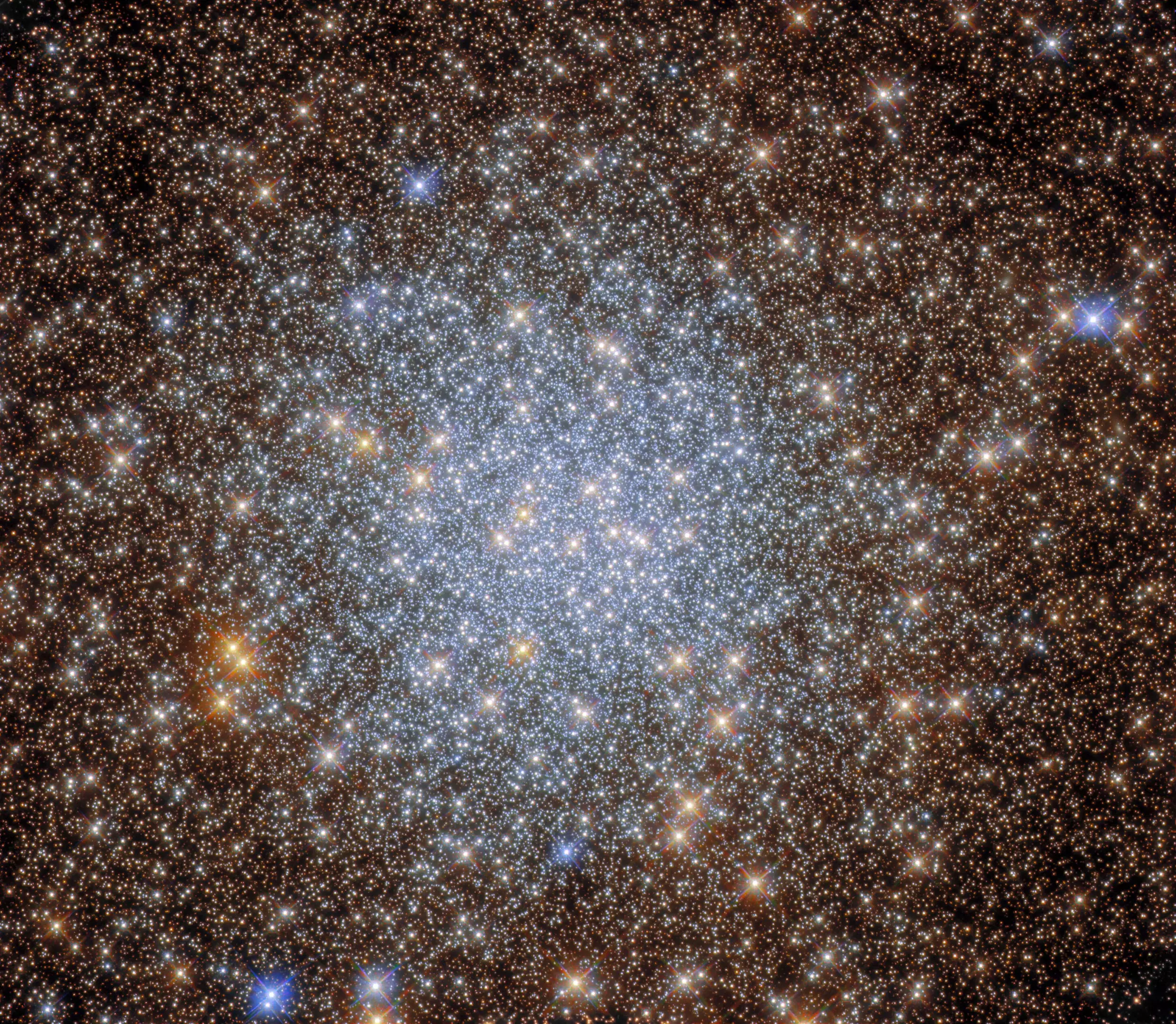 Hubble erfaasst e glänzend Hoard an enger astronomescher Schatzkëscht