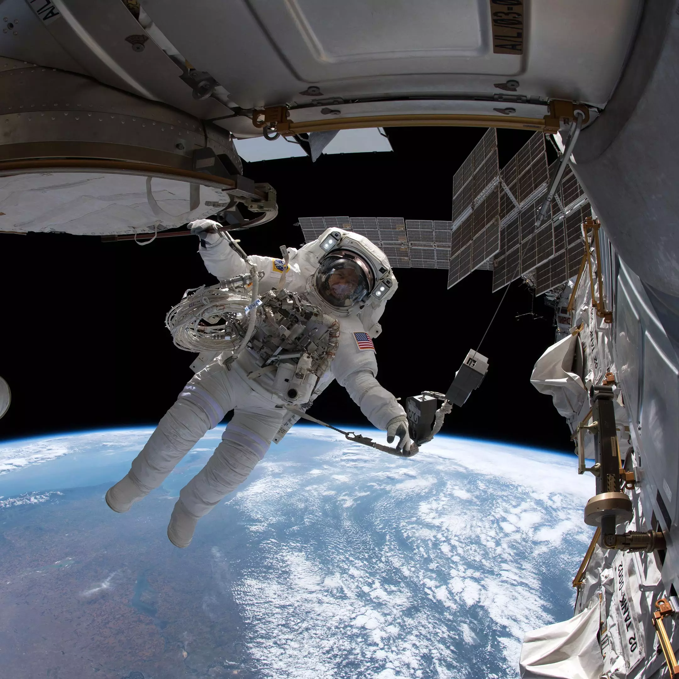 Space Station Gears Up fir Spacewalks Wärend Kriibsfuerschung duerchféiert