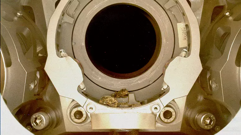 НАСА-ин Марс Персеверанце Ровер има крхотине које ометају вртуљак након најновије колекције узорака