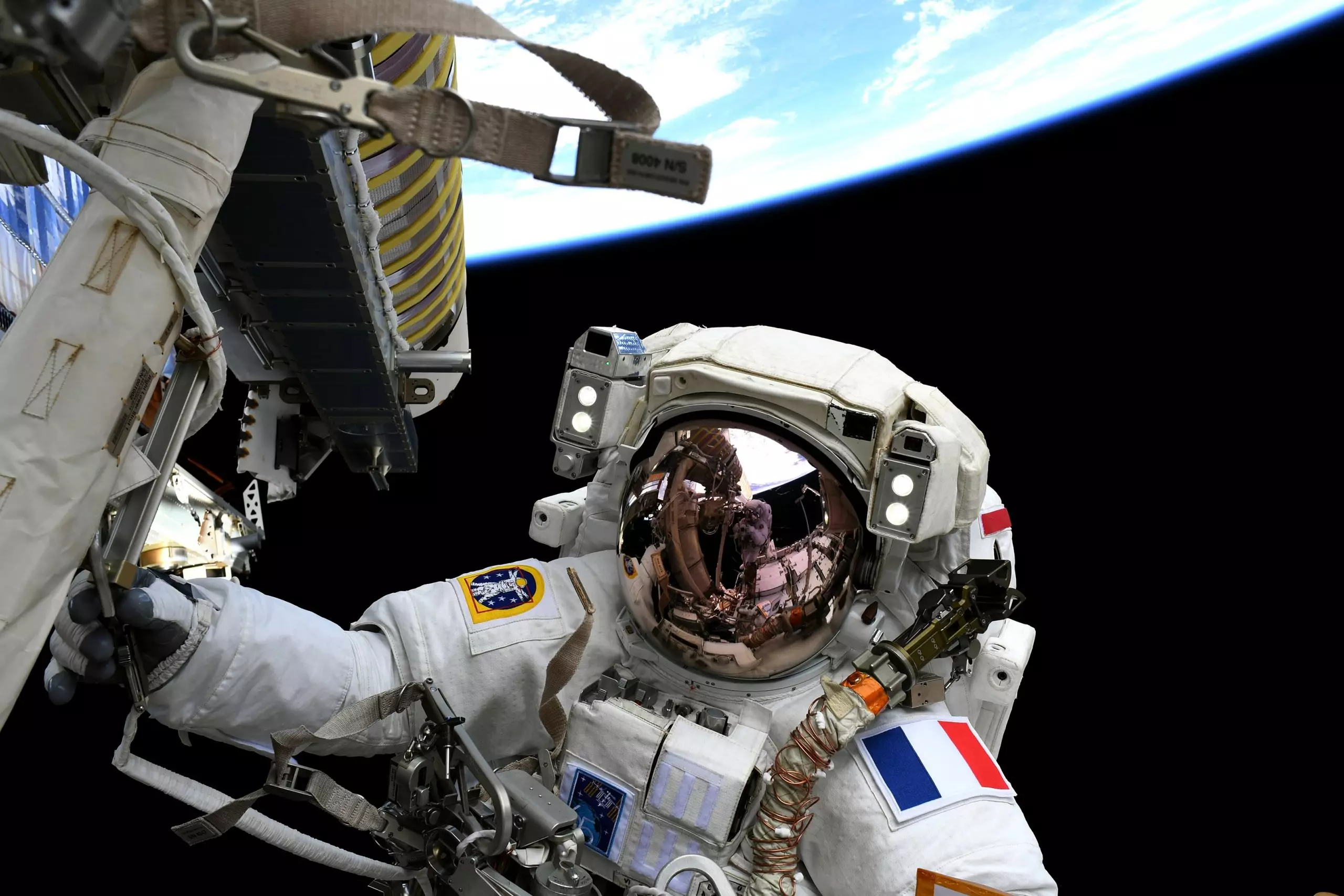 NASA Astronaut setzt Rekord-Breaking Missioun wéi Spacewalk Preps weider