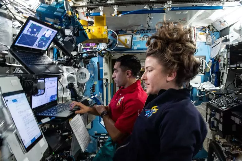 Astronauten Raja Chari a Kayla Barron Zuch op Robotik Workstation