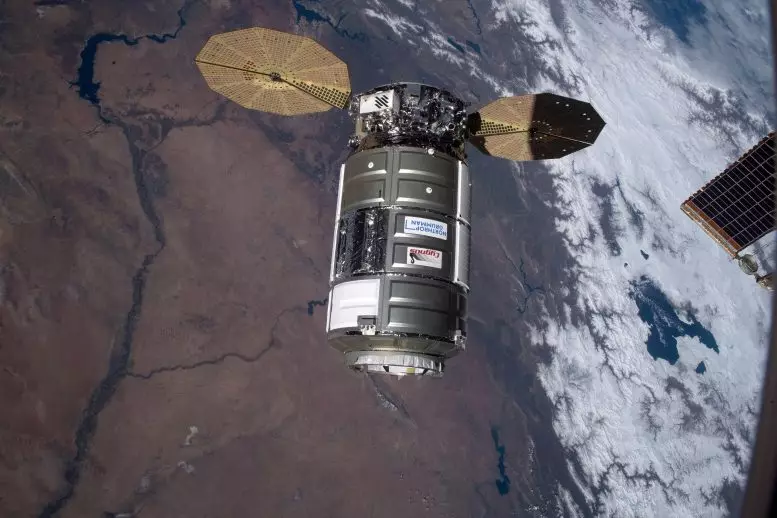 Cygnus Space Freighter Vun Northrop Grumman Approche International Space Station