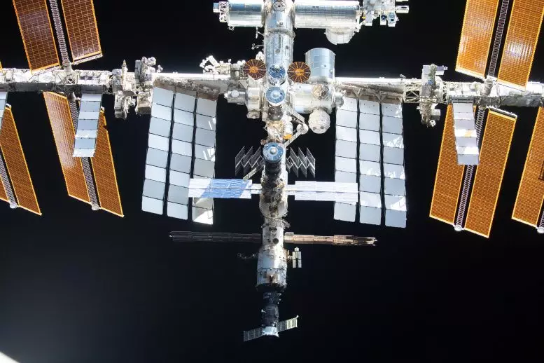 ISS Vum SpaceX Crew Dragon Endeavour Flyaround 2021