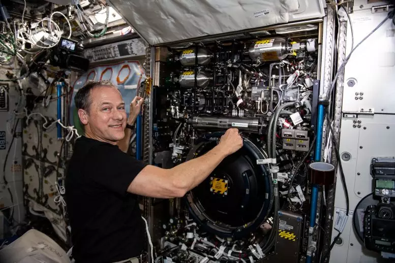 Rack integrado de combustão do astronauta Thomas Marshburn da NASA