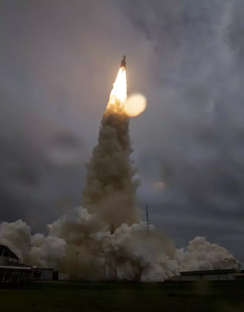 Ariane 5 Rakéit lancéiert Webb Weltraumteleskop