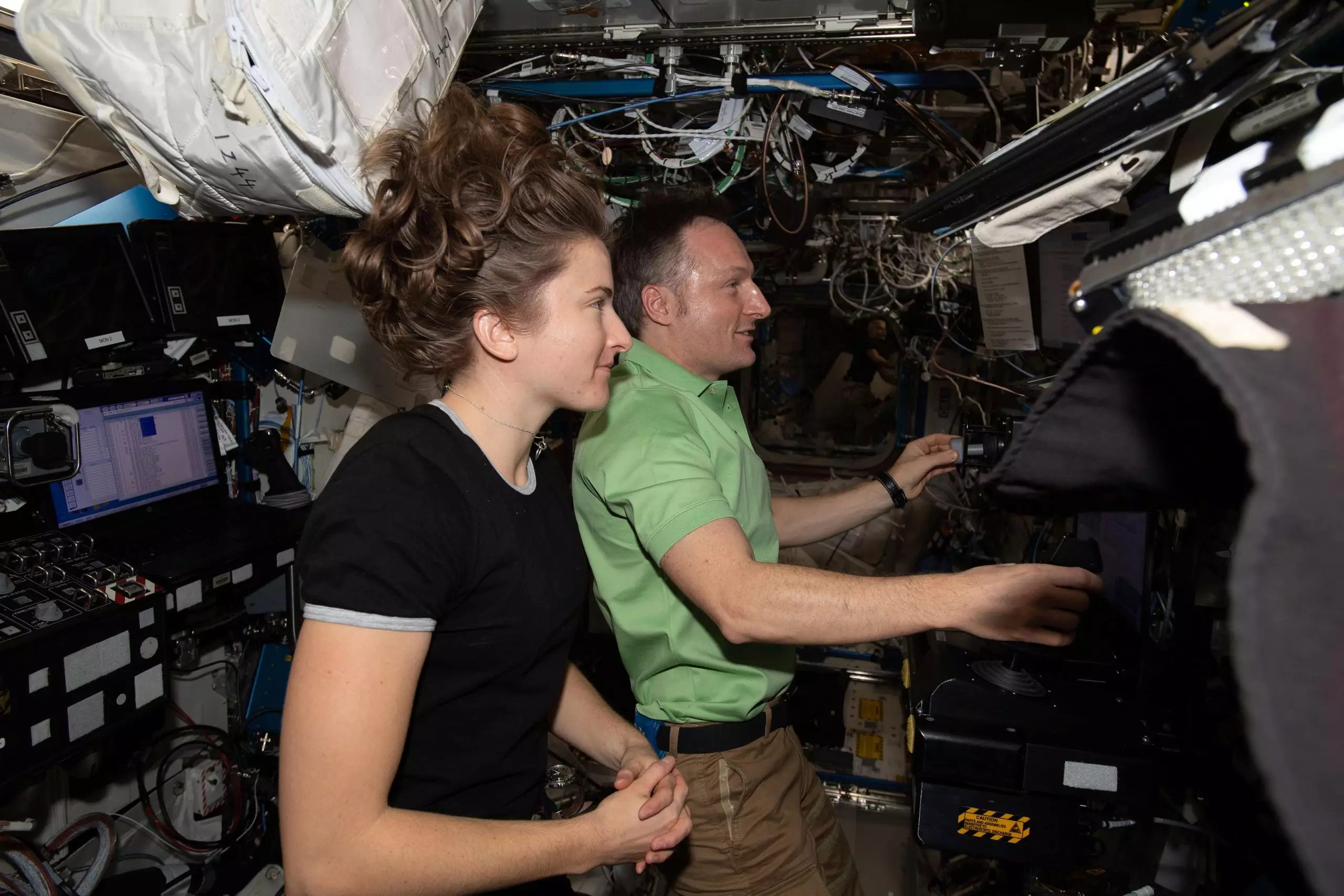 Travel dag for biologiforskning på romstasjonen mens romvandringsforberedelsene fortsetter