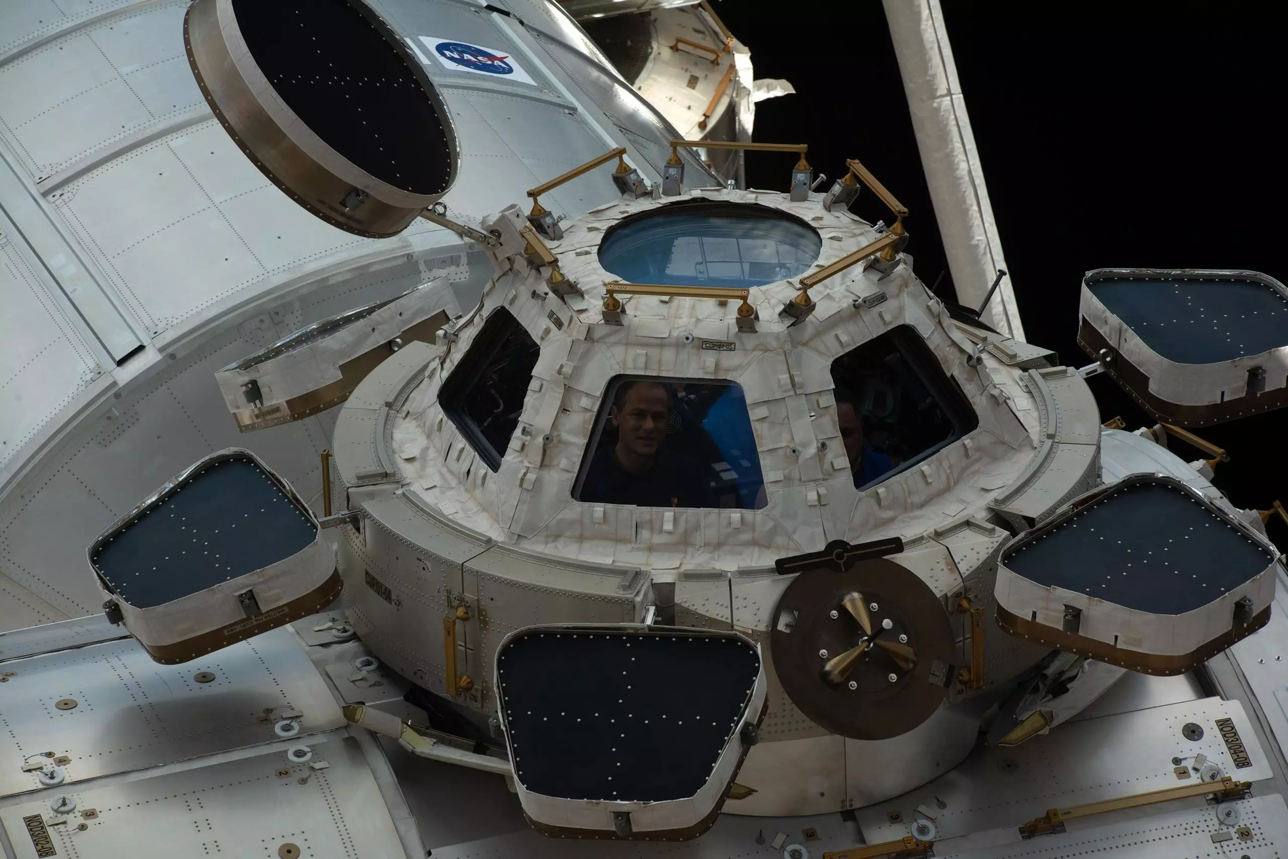 Космос станциясынын космонавттары космонавттардын илимий жана техникалык тейлөөсү катары космоско чыгууга даярданып жатышат