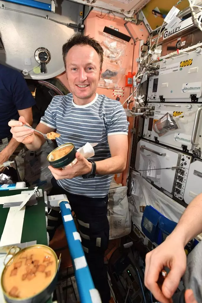 ईएसए अंतरिक्ष यात्री मथायस मौरर सारलैंडिश आलू का सूप खाता है