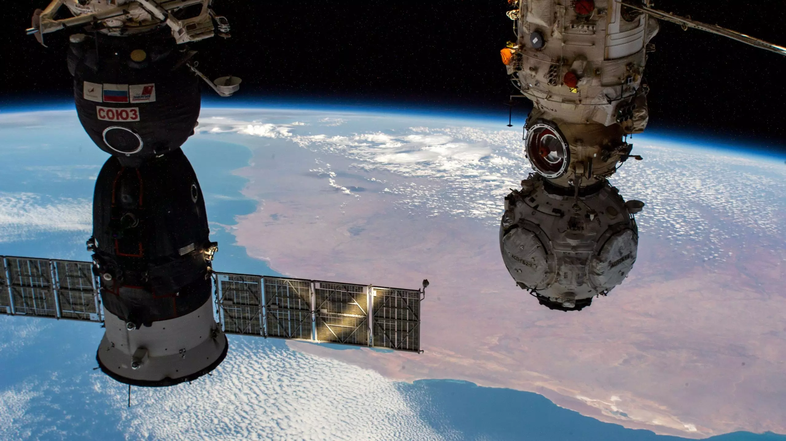 Space Station Crew Start Woch Mat Space Landwirtschaft, Mënschzellen a Spacesuits