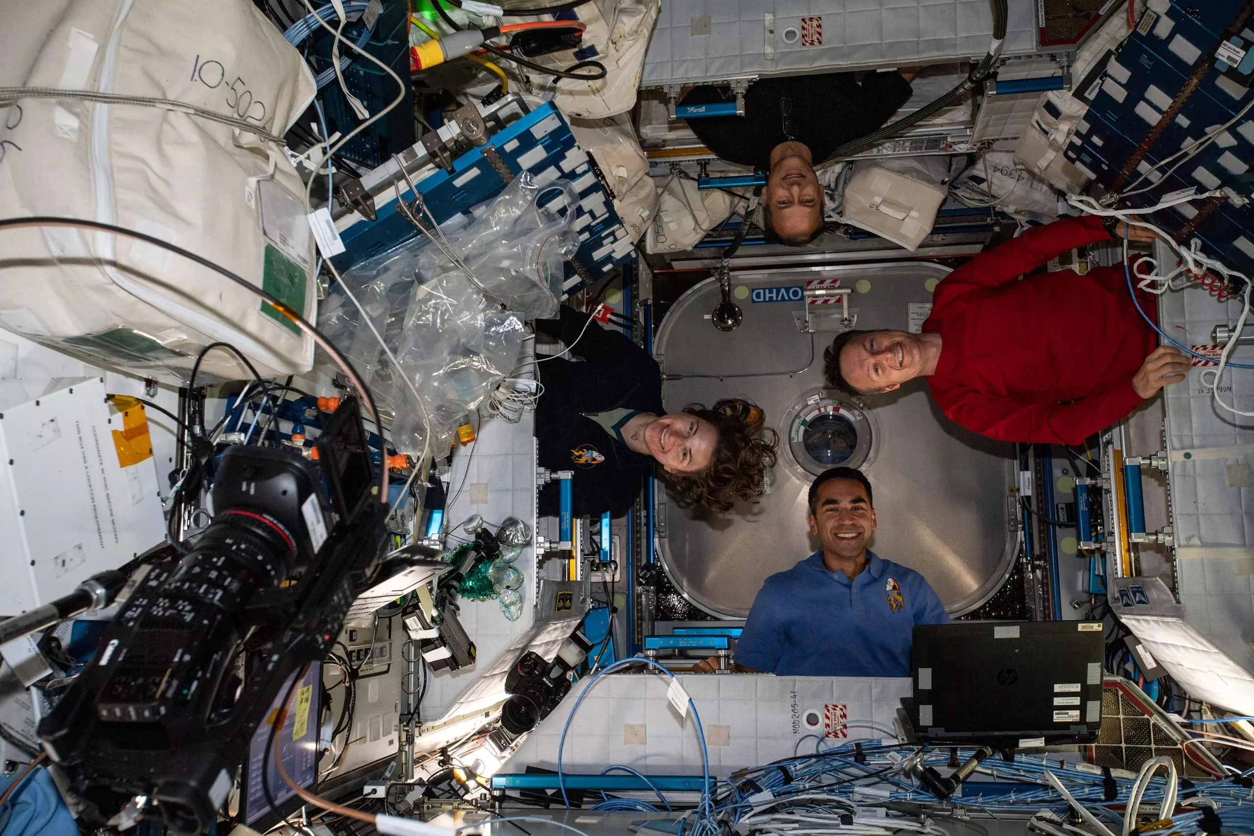 Екипажът на космическата станция започва 2022 г. с подготовка за биология, ботаника и космическа разходка